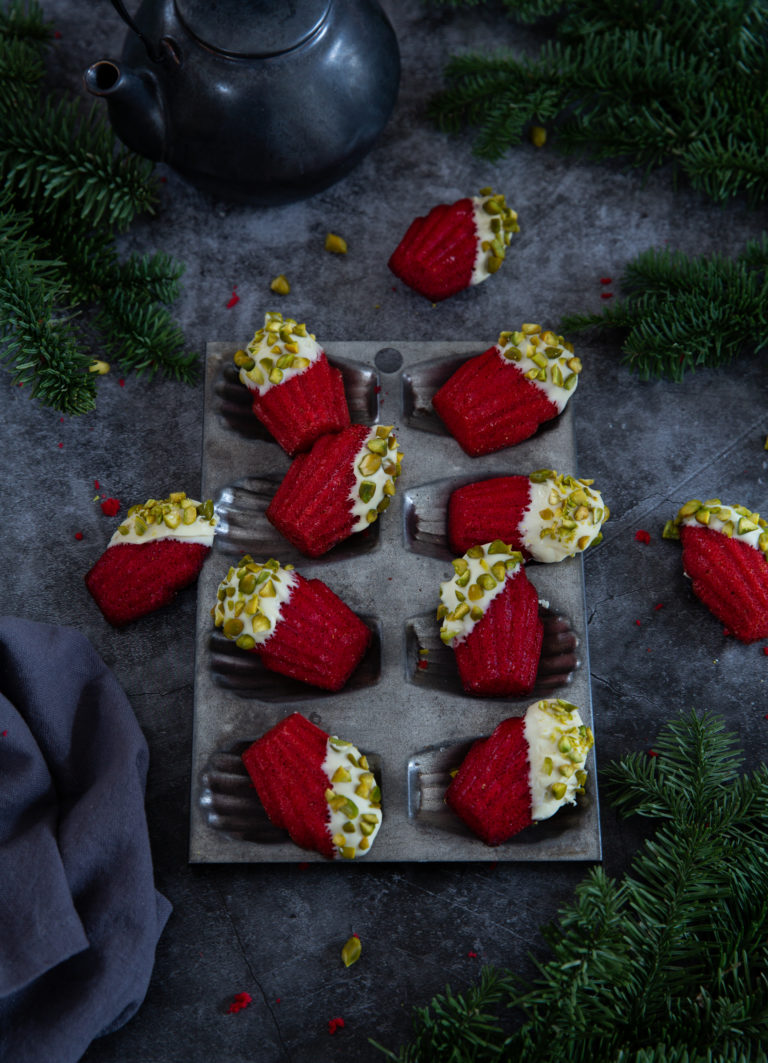 Madeleine red velvet chocolat blanc pistaches - Les Gourmandises de Lou